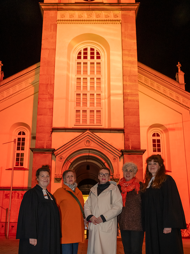 „Orange the world“: Martin-Luther-Kirche leuchtet orange | Stadt Linz