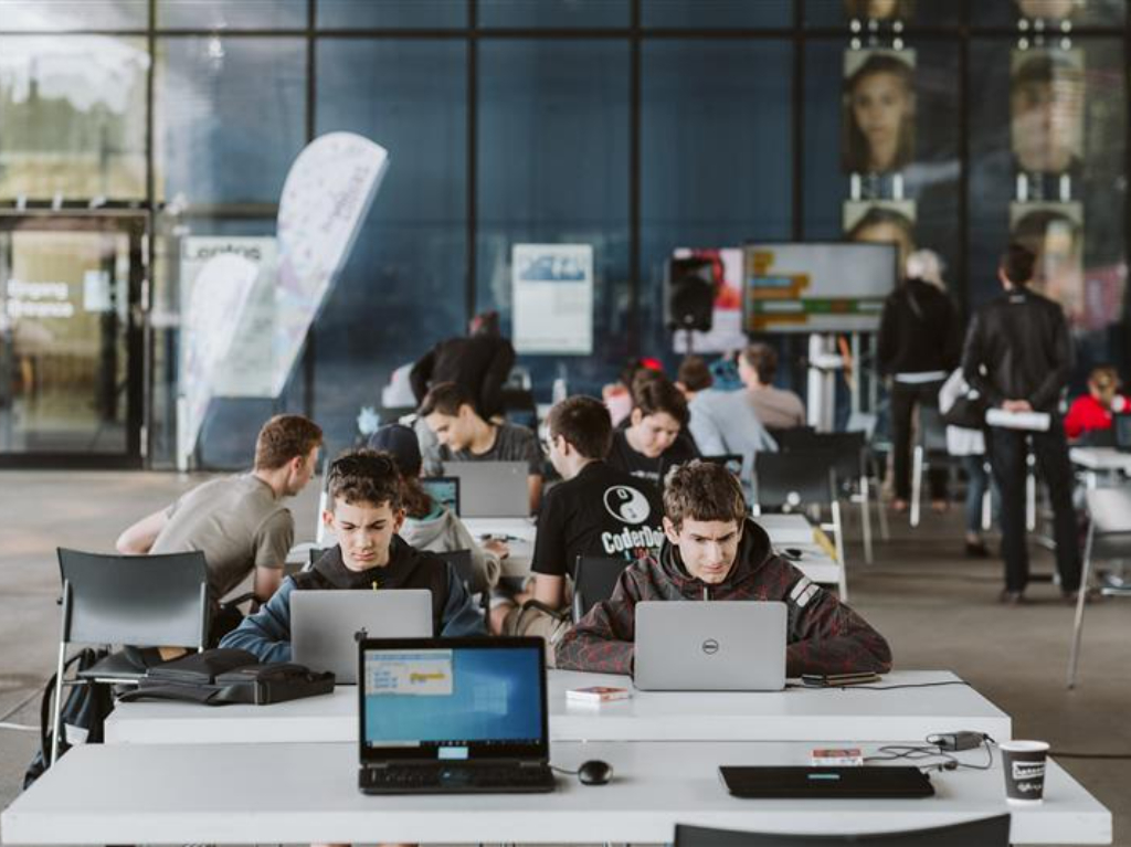 Programmieren und Löten für Kids an der frischen Luft | Stadt Linz