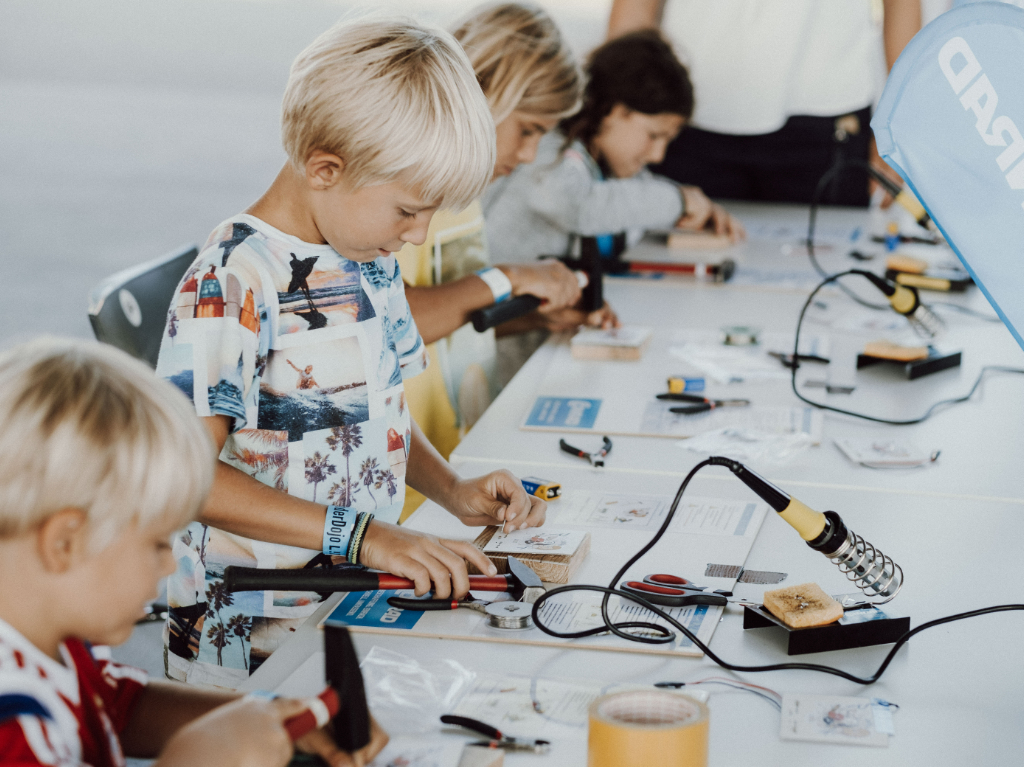 Programmieren und Löten für Kids an der frischen Luft | Stadt Linz